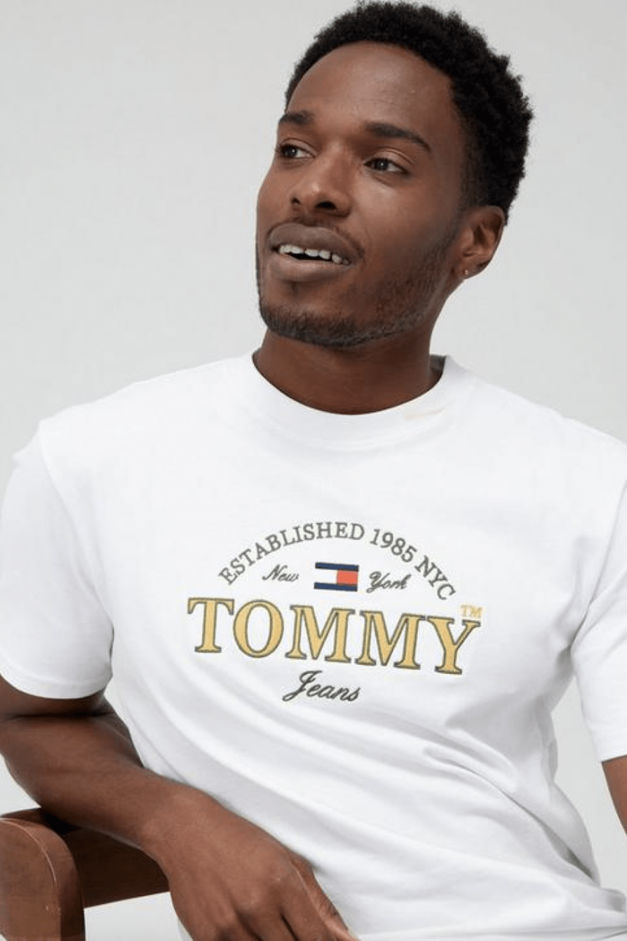 TOMMY JEANS CLASSIC MODERN PREP FRONT LOGO TEE - WHITE – Pretty Rad Store